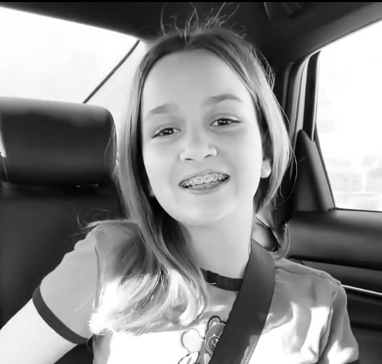 Lembra da Chloe? Menina que ficou famosa por meme cresceu e está uma ...