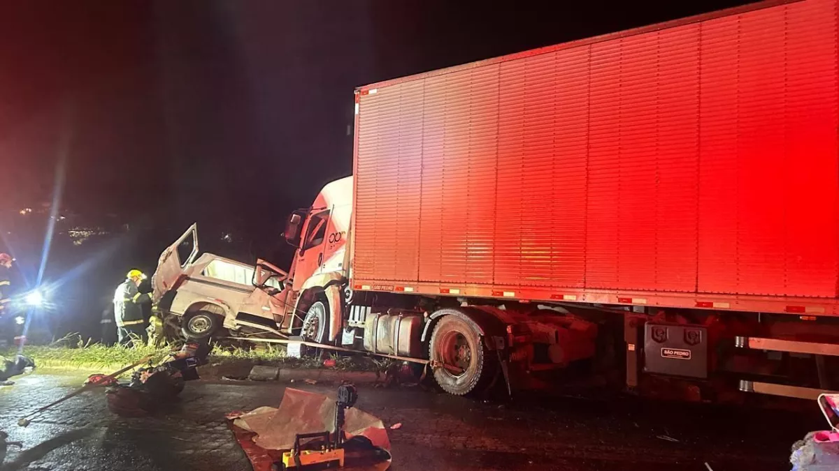 » O que se sabe sobre acidente entre carreta e van com 9 mortos em MG